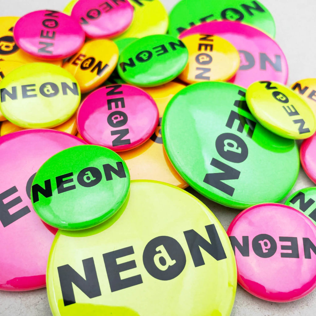37mm Buttons mit Clip / NEON - dailybuttons Buttons aus Berlin