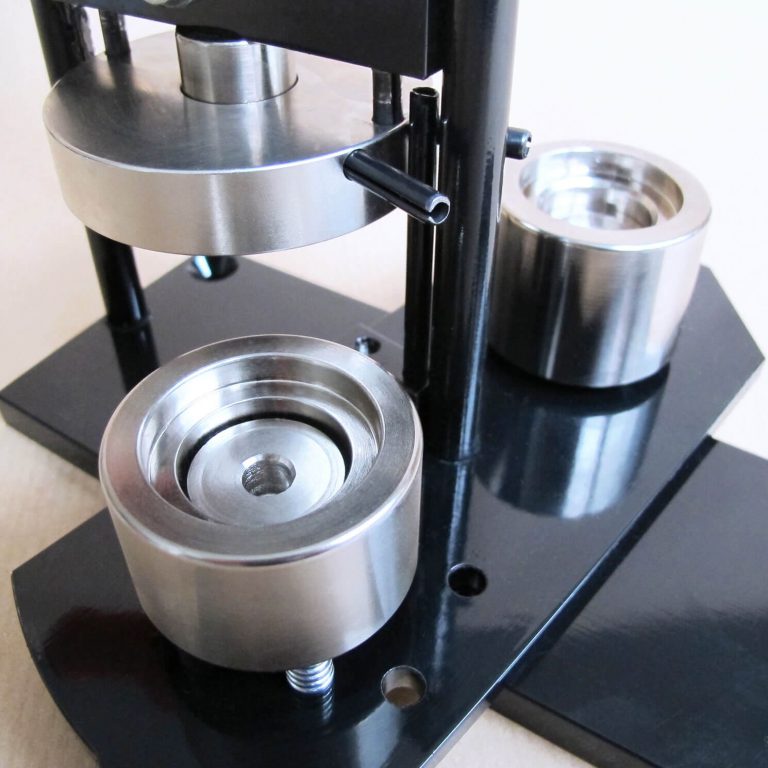 Buttonmaschine für 25mm Buttons. 10 Jahre Garantie. Viele Buttons